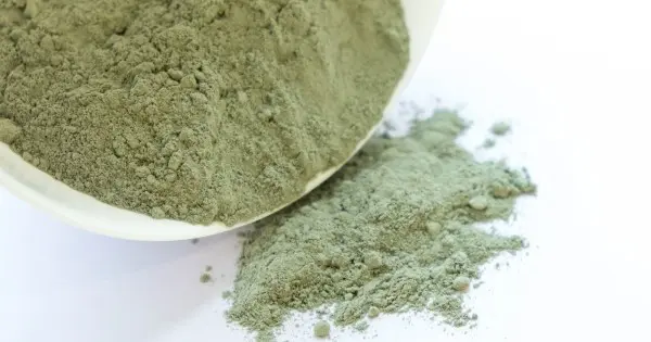 i numerosi benefici dell'uso della polvere di argilla verde per la ...